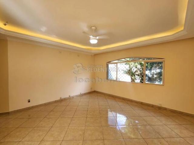 Ótima casa com 3 dormitórios e 2 WC´s localizada no bairro Jardim Vivendas