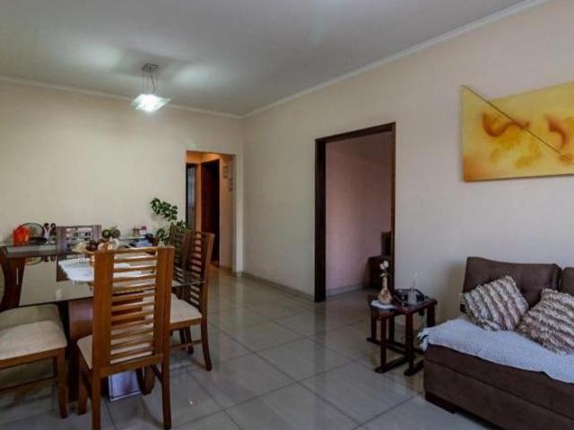 Ótima casa com 3 dormitórios sendo 2 suítes e 4 vagas