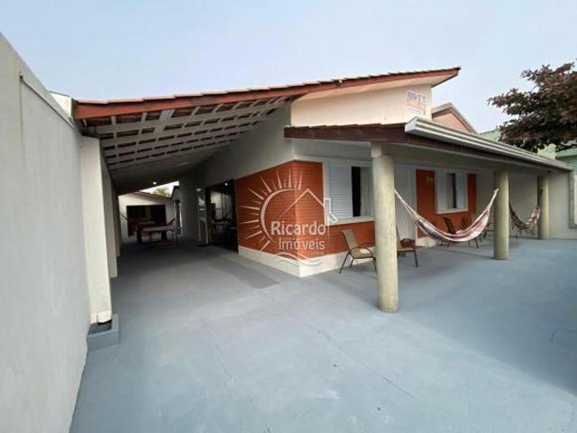 ÓTIMA CASA COM TRÊS QUARTOS, PISCINA, NO BALNEÁRIO