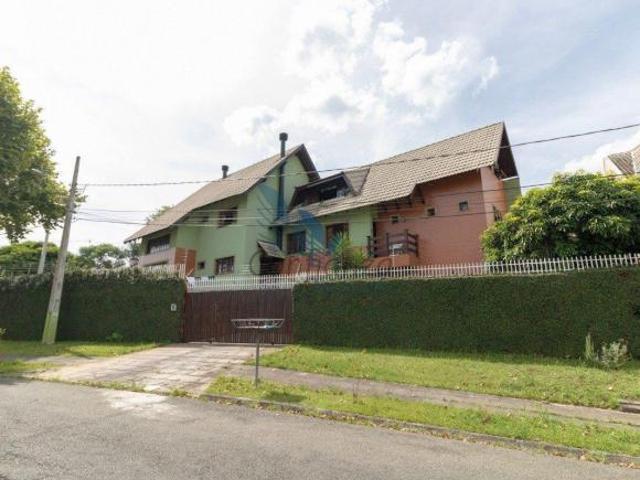 Ótima casa de esquina à venda no Ahú!