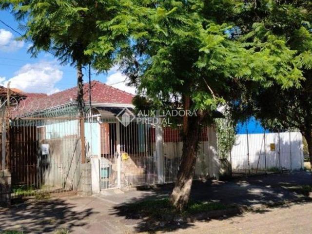 Ótima casa de 3 quartos com vaga de garagem coberta muito bem localizada