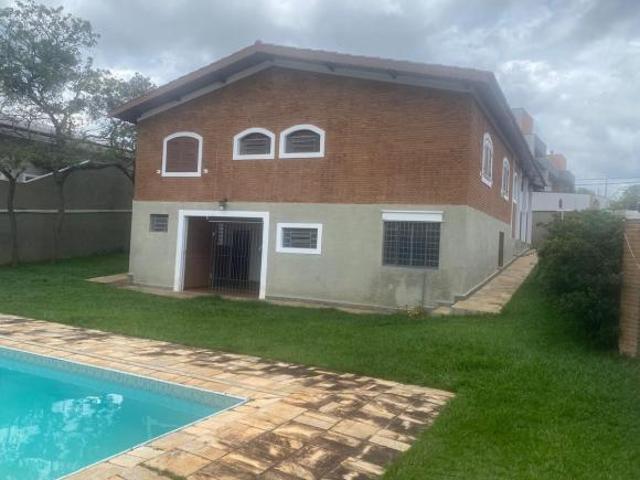 Ótima casa de 4 dormitórios sendo 1 suite, 3 banheiros,edícula,piscina,quadra de futebol