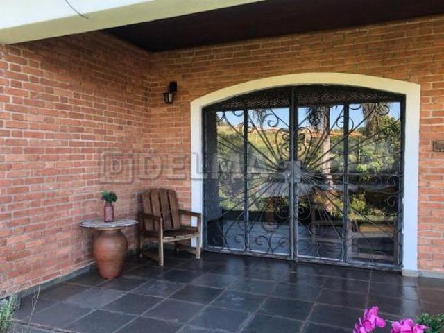 Ótima casa dentro de condomínio!