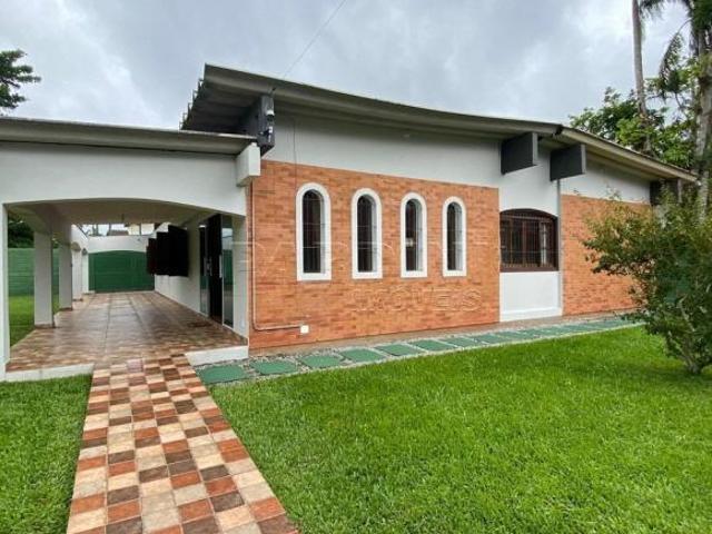 Ótima casa + edícula com 6 dormitórios, próxima das praias do Lázaro e Sununga, em Ubatuba!