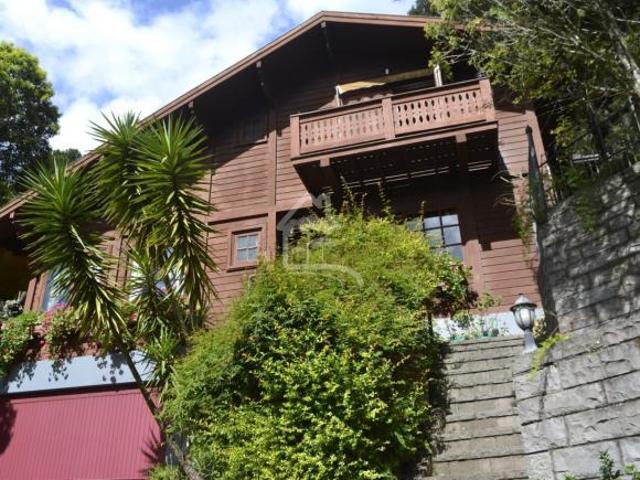 ÓTIMA CASA EM BAIRRO NOBRE