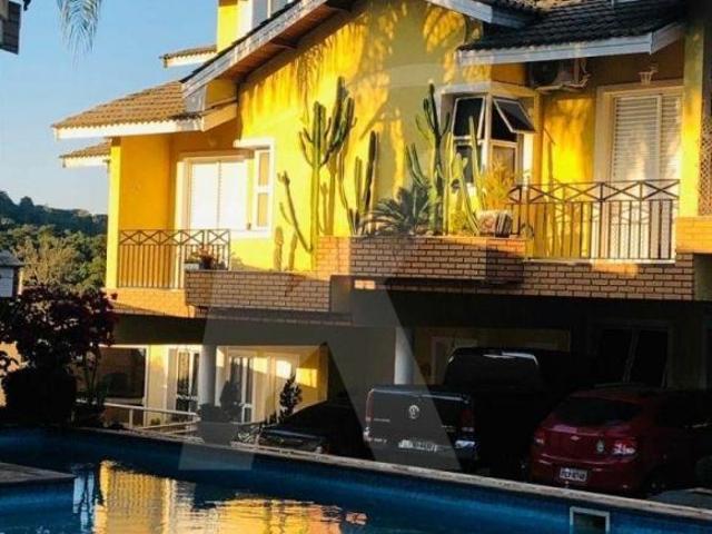 Ótima Casa em Condomínio Fechado