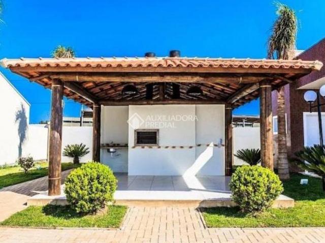 Ótima casa em condomínio fechado