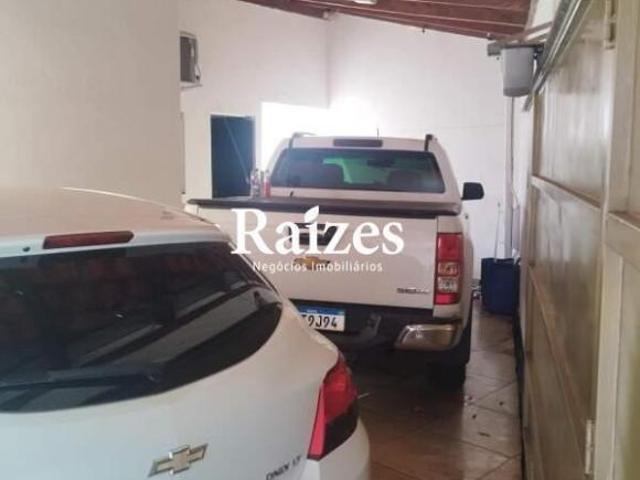 Ótima casa em condomínio fechado no Jardim Holanda