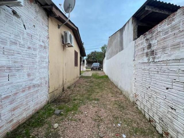 Ótima casa em de 2 dormitórios com piscina localizada em Viamão