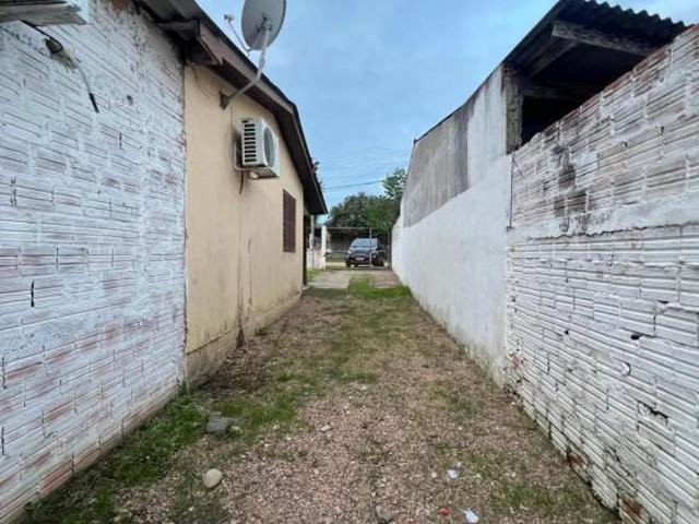 Ótima casa em de 2 dormitórios com piscina localizada em Viamão