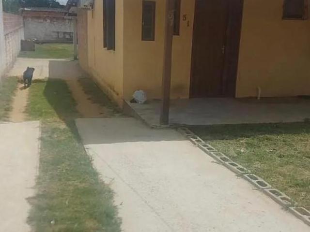 Ótima casa em de 2 dormitórios com piscina localizada em Viamão