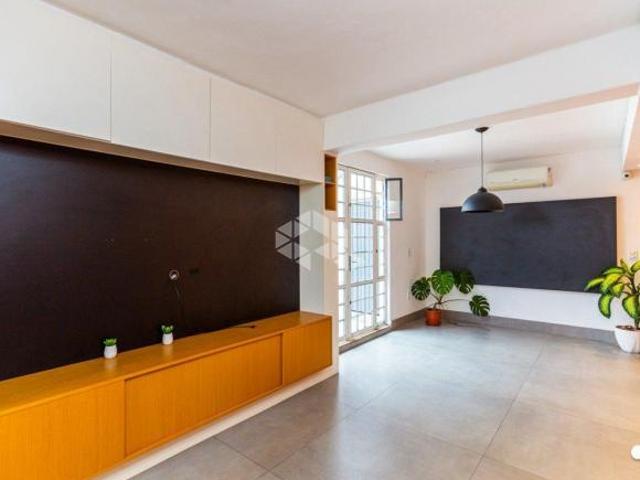 Otima casa em rua residencial reformada