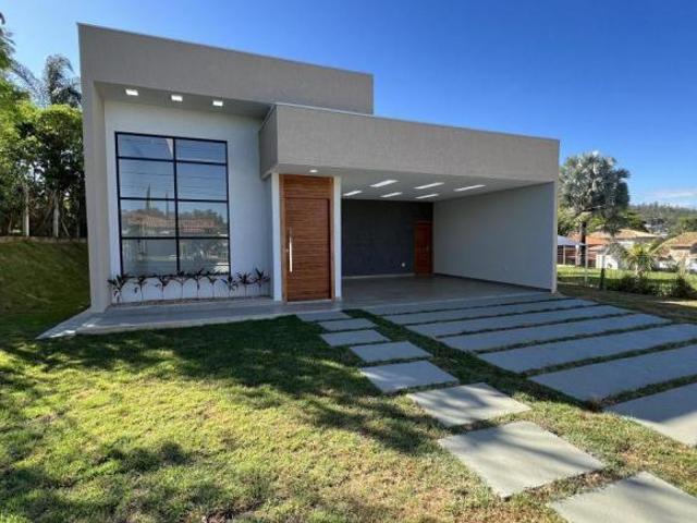 Ótima casa em terreno totalmente plano á venda no Condomínio Vale do Luar