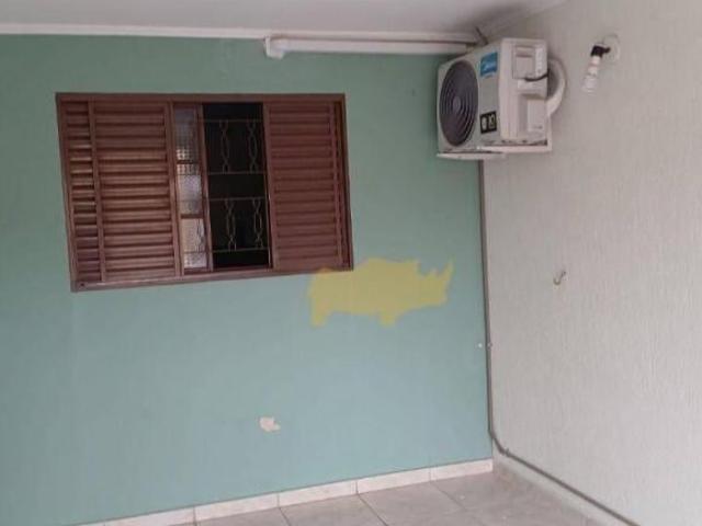 Ótima casa Jd Brasilia com 3 quartos 1 suite e 2 garagens muito bem localizada