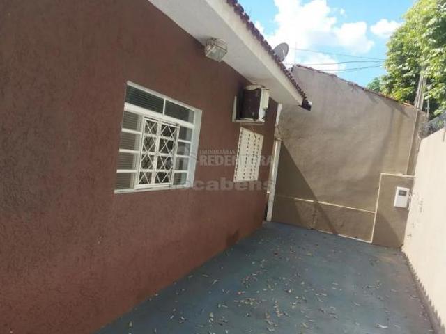 Ótima Casa Residencial para Venda 3 Dormitórios / Solo Sagrado