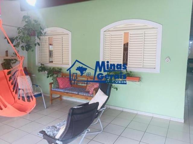 ÓTIMA CASA SEMI MOBILIADA COM 03 DORMITÓRIOS ! VENDE SE !