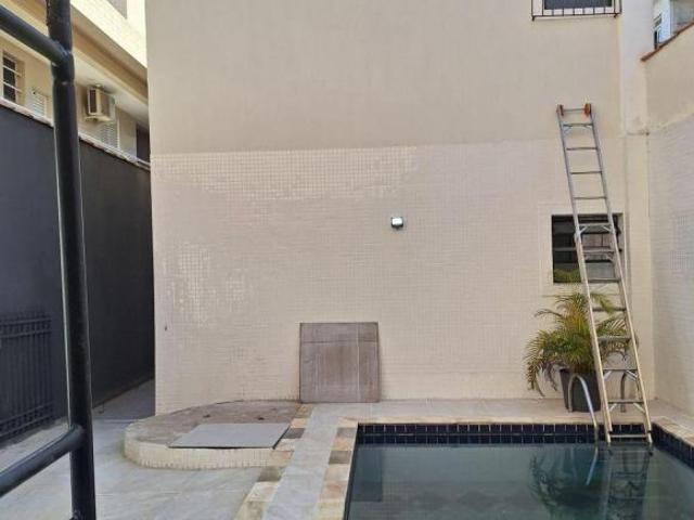 Ótima Casa sobreposta térrea, piscina e espaço gourmet/churrasqueira !