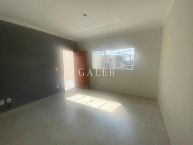 Ótima casa térrea com 03 dormitórios, piscina, espaço coberto com churrasqueira e ampla garagem