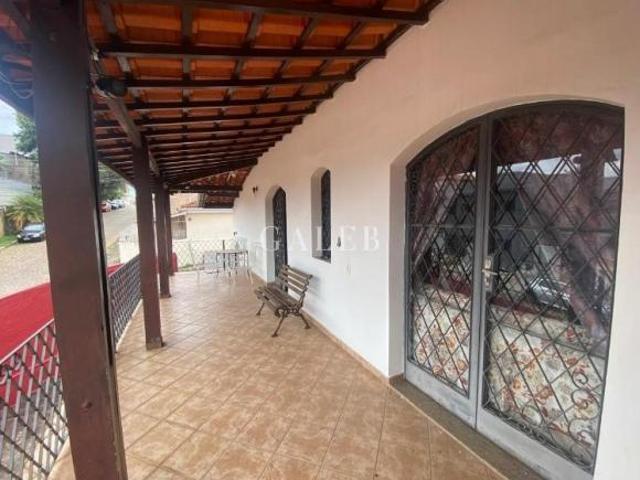 Ótima casa térrea no centro de Piracaia: 04 Quartos, 02 Suítes, 02 Salas, 04 Banheiros, 4 Vagas de G