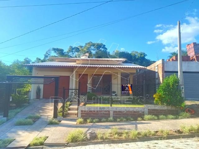 Ótima Casa 03 dormitórios Pátio Localização Perfeita