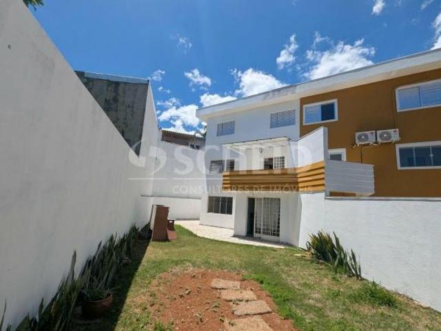 Ótima Casa 181m2 em excelente rua! 3 dorms, 1 sala, copa/cozinha espaçosa, 3 banheiros, quintal!