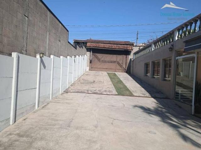 Ótima Chácara, muito bem localizada, próxima a Comércios e fácil e rápido acesso às Rodovias!