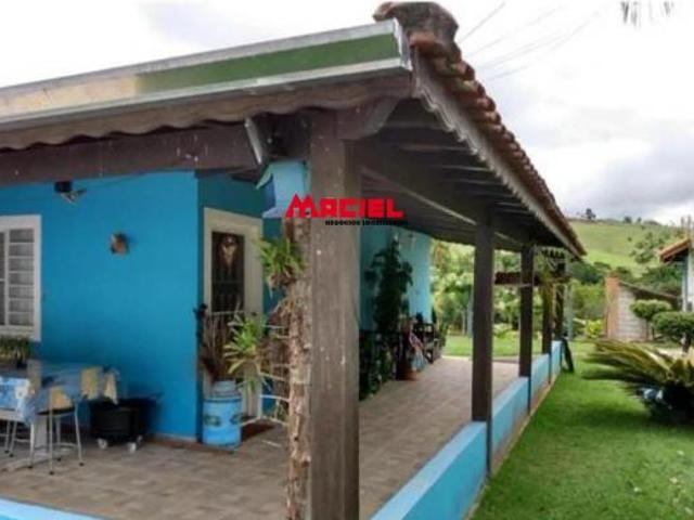 ÓTIMA CHÁCARA PLANA 1.000 M² COM PISCINA E LAGO EM JAMBEIRO R$ 585.000,00