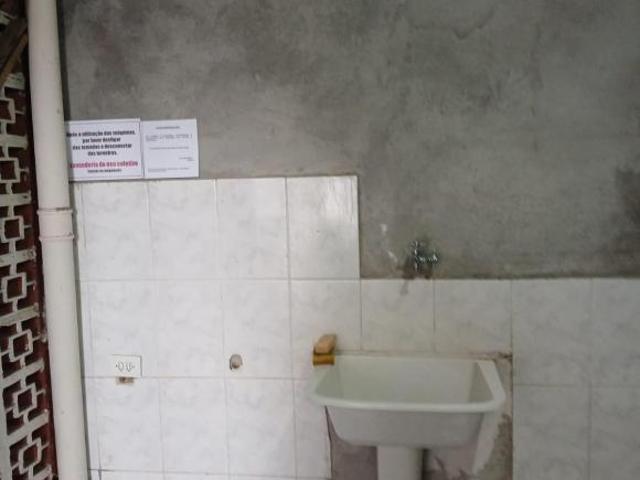 Ótima Kitnet no Centro, sendo sala ampla com cozinha, 01 banheiro social, área de serviço