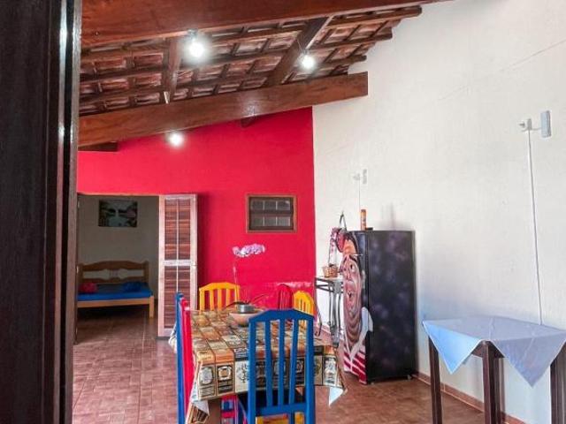 Ótima localização a 150 mts. da praia do Estaleiro: Casa com 3 suítes !