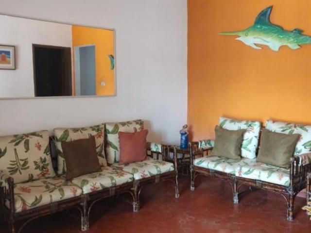 Ótima localização a 50 mts. da Orla do Itaguá casa com 03 dorms, 03 banheiros, espaço gourmet !