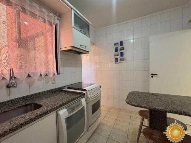 Ótima localização apto com 02 dorms, 01 suíte, frente rua com vista pro Mar !