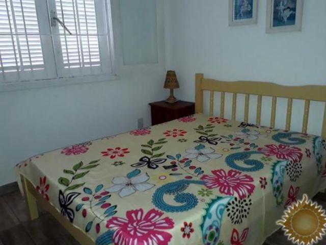 Ótima localização ! Casa com 03 dormitórios amplos, 02 banheiros !