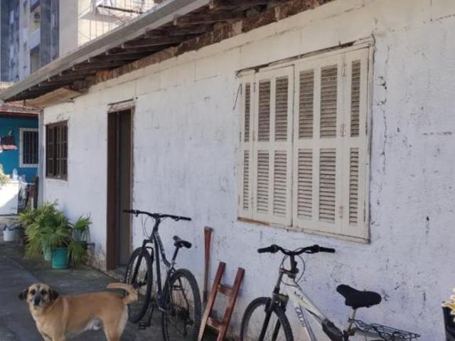 Ótima localização ! Casa principal com 02 dorms, 1 banheiro. Edícula 1 suíte !