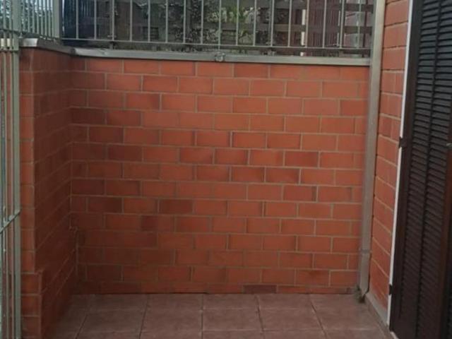 Ótima localização próximo da Orla do Itaguá, sobrado com 02 dorms, sendo 01 suíte !
