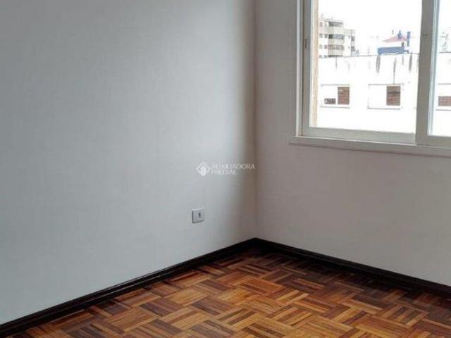 Ótima oportunidade de adquirir um apartamento no Ed Bom Jardim, com aberturas de madeira, área de se