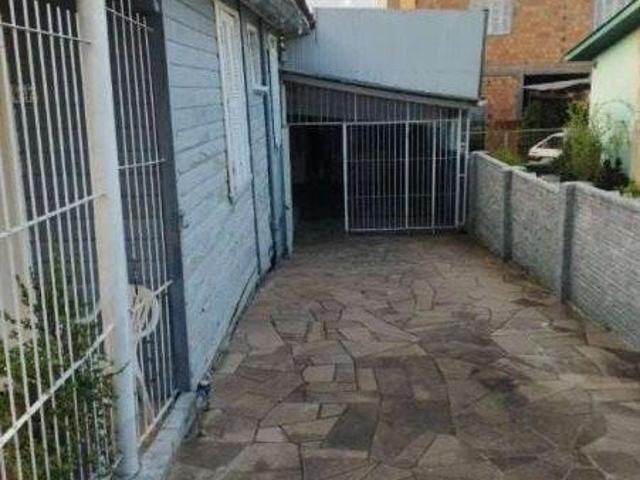 Ótima oportunidade de Investimento. Terreno com 3 casas com entradas independent