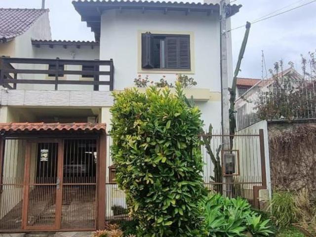Ótima residência com 3 dormitórios, sendo 1 suíte, lareira e piscina
