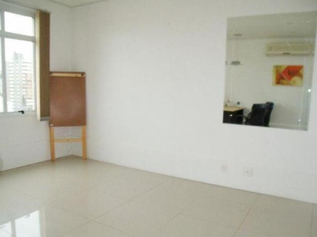ÓTIMA SALA NO CENTRO EMPRESARIAL GETÚLIO VARGAS COM BOX ESCRITURADO