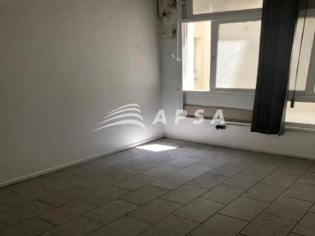 Ótima sala comercial, próximo farto comércio, vlt, metrô, de fundos, clara, arejada, 30m². Composta