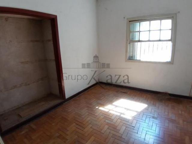 Ótimo Terreno no Centro com uma Casa Antiga para Demolição