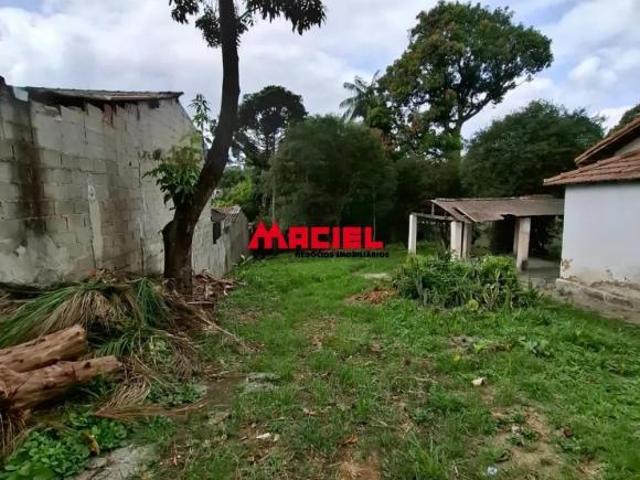 Ótimo terreno com casa antiga, casa pra demolição, com 4 dormitórios, sala,cozinha,2 banheiros poré