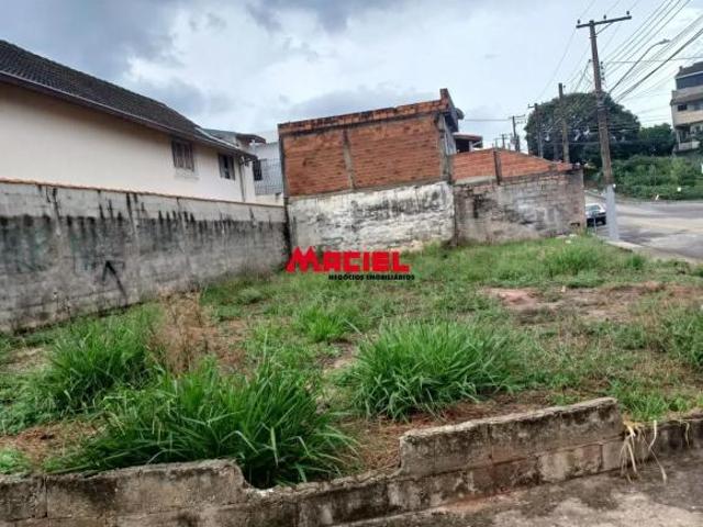 OTIMO TERRENO DE ESQUI COM FRENTE PARA 2 RUAS