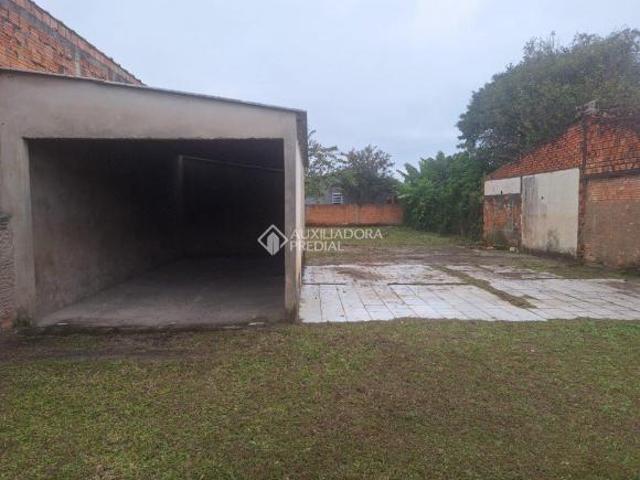 Ótimo Terreno para investimento. 10x50 com as paredes e telhado de uma casa na frente e uma garagem