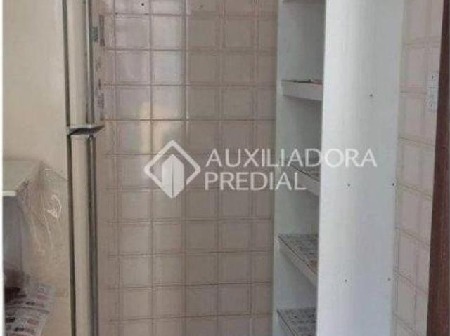 Ótimo apartamento,6 peças, quarto,sala,banheiro,living cozinha, de frente.proximo supermercado bur