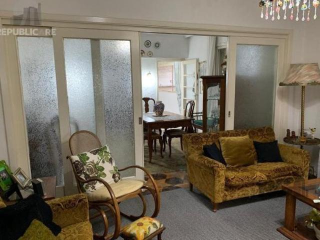 Ótimo apartamento 3 dormitórios, de frente com sacada, bairro Cidade Baixa Po