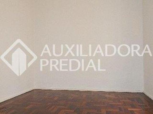 ótimo apartamento térreo com 2 quartos e pátio no Menino Deus