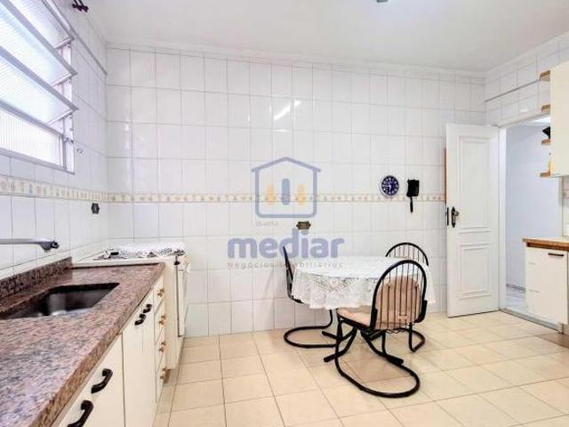 Ótimo apartamento com 2 dormitórios, suíte e vaga demarcada, a 200mts da praia do Embaré !
