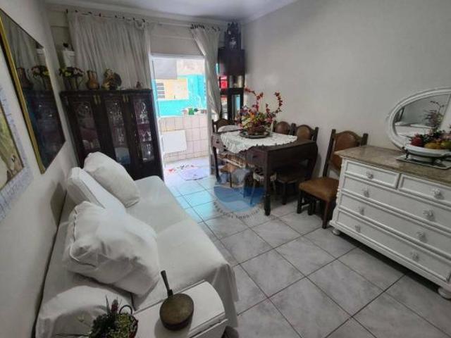 Ótimo apartamento de 1 dormitório com sacada sendo meia quadra da praia no bairro da Ponta da Praia