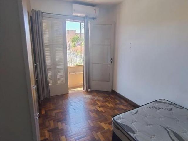 Ótimo apartamento desocupado de frente para a Redenção Cidade Baixa