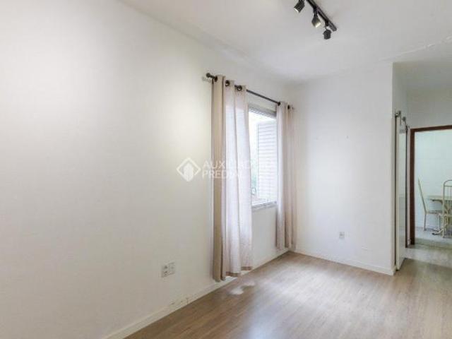Ótimo apartamento JK reformado na Cidade Baixa